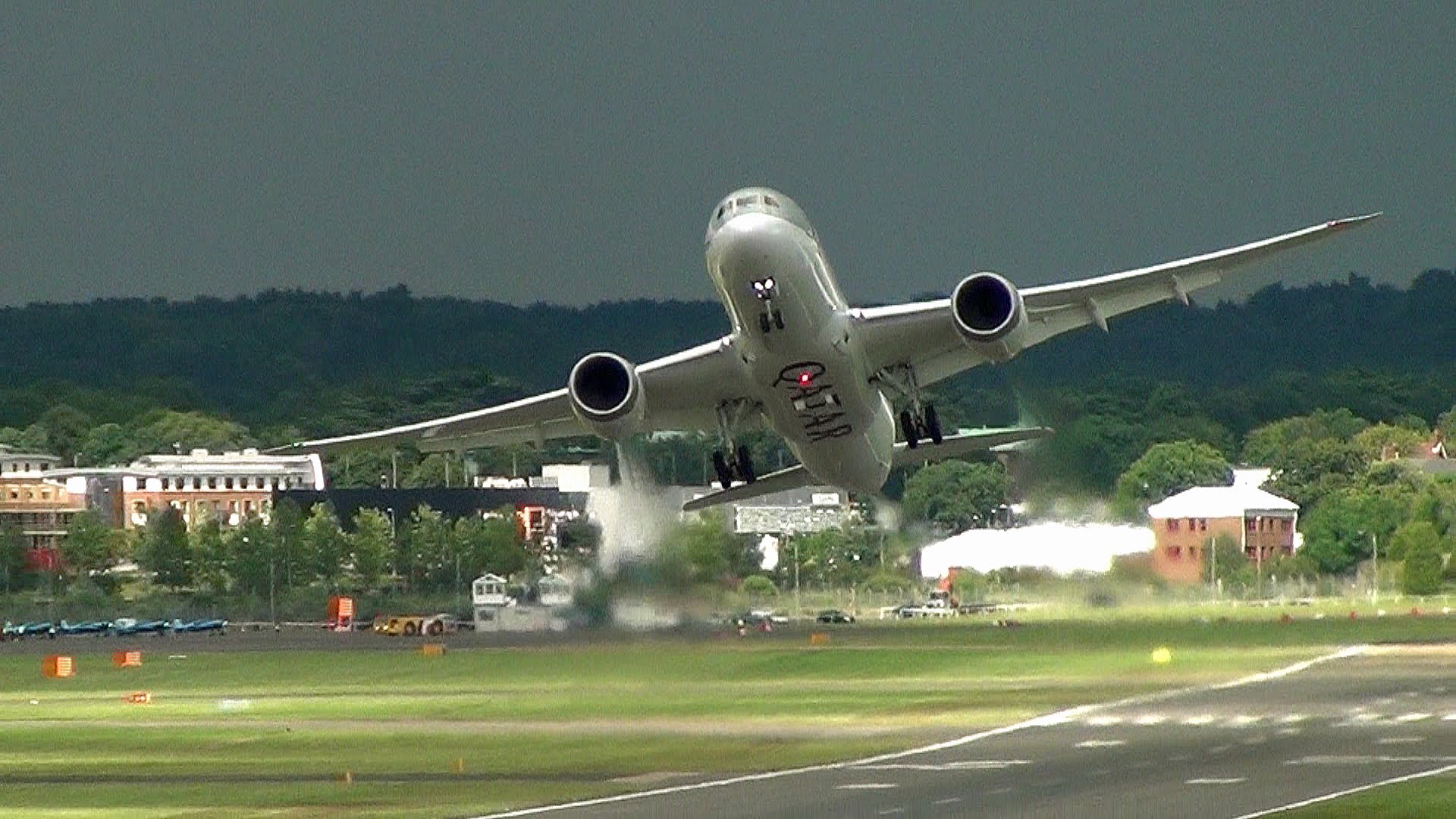 Boeing 787 Dreamliner Combat Takeoff & Tailwind Landing. Boeing 787 Dreamliner Combat Takeoff & Tailwind Landing.