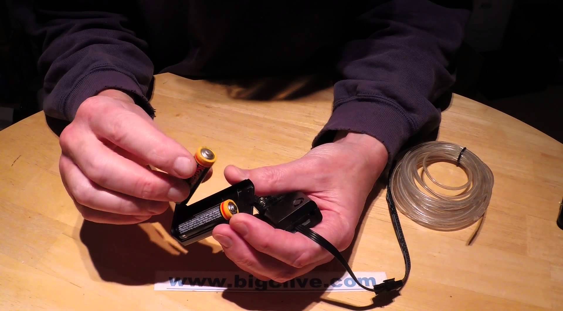 Chasing electroluminescent wire. (A look inside the controller)