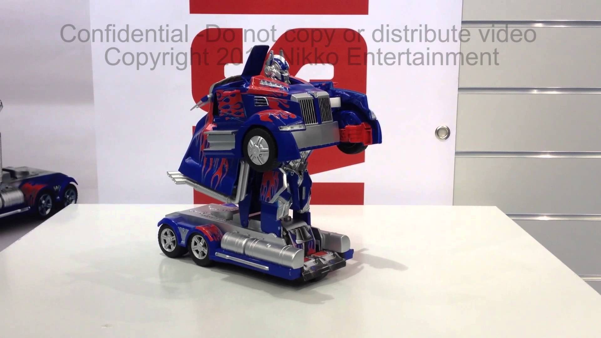 Nikko Autobot Optimus Prime car/robot transformer